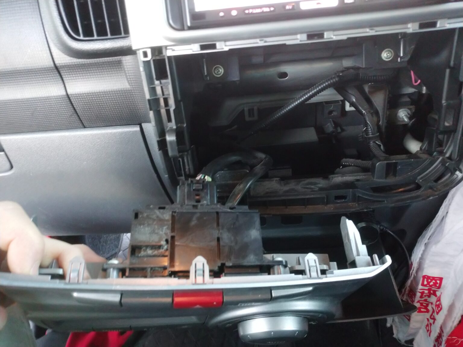 タントカスタム（L375S）の空きスイッチパネルにUSB電源を増設しました！ – 【公式】シタラ自動車株式会社