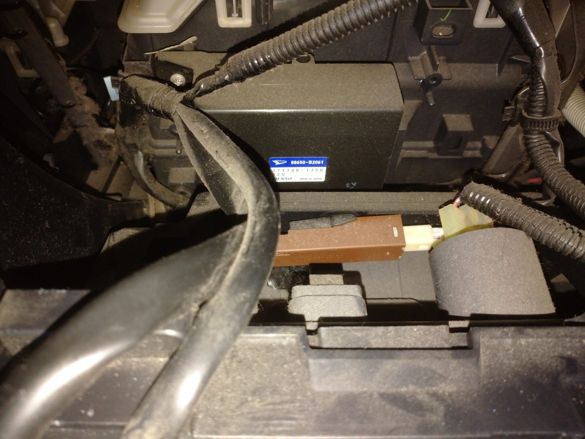 タントカスタム（L375S）の空きスイッチパネルにUSB電源を増設しました！ – 【公式】シタラ自動車株式会社